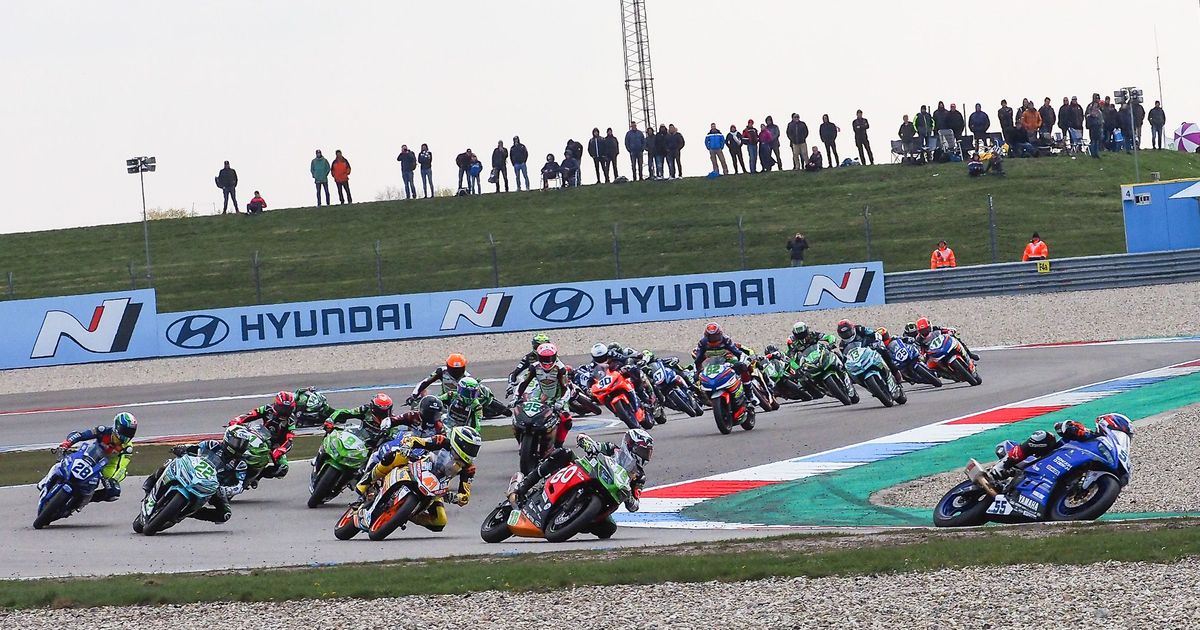 19 riders covered by 2.3 seconds! Full WorldSSP300 race from Assen
