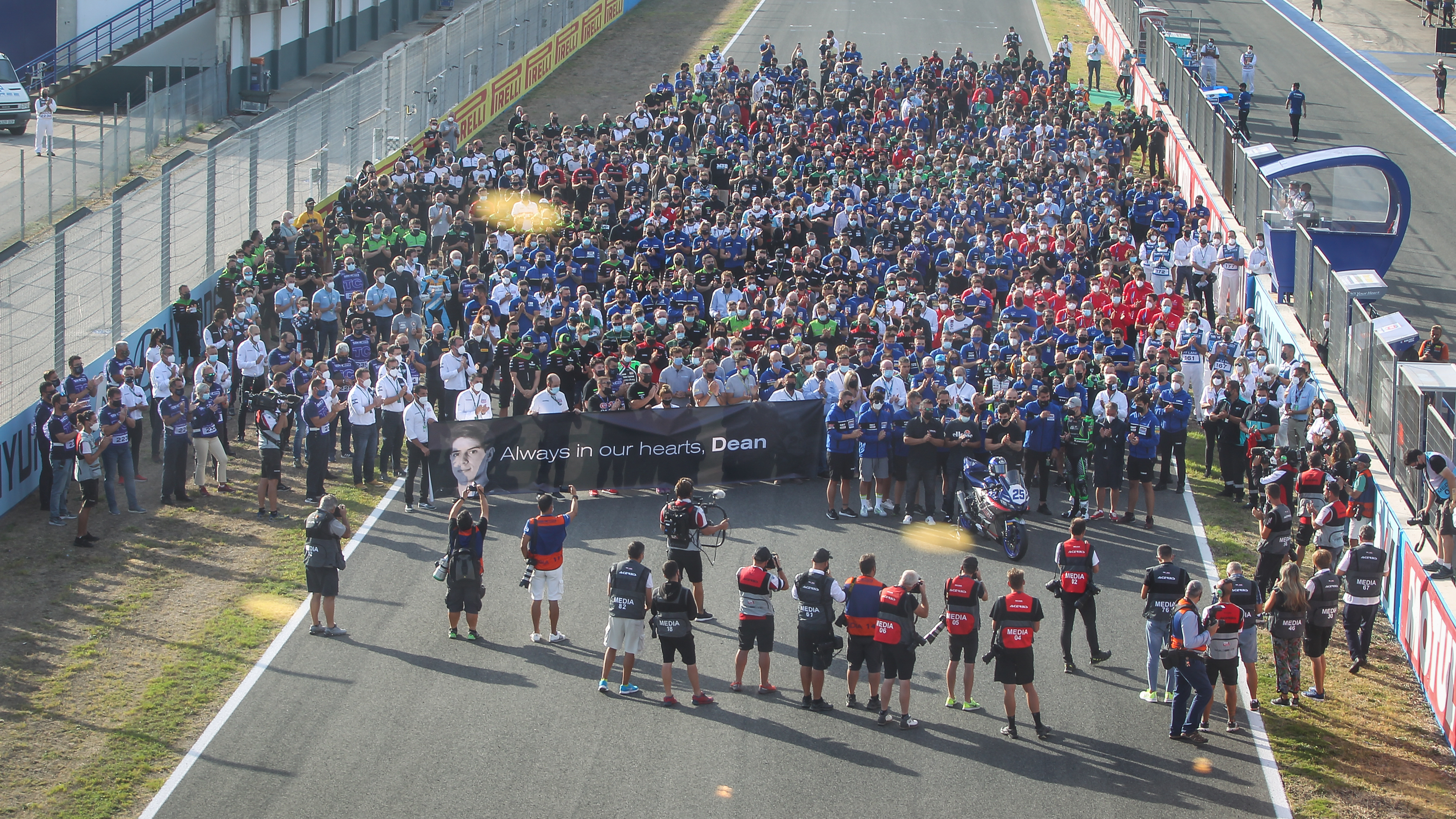 Watch El paddock de WorldSBK rinde homenaje a Dean Berta Viñales con 1 ...