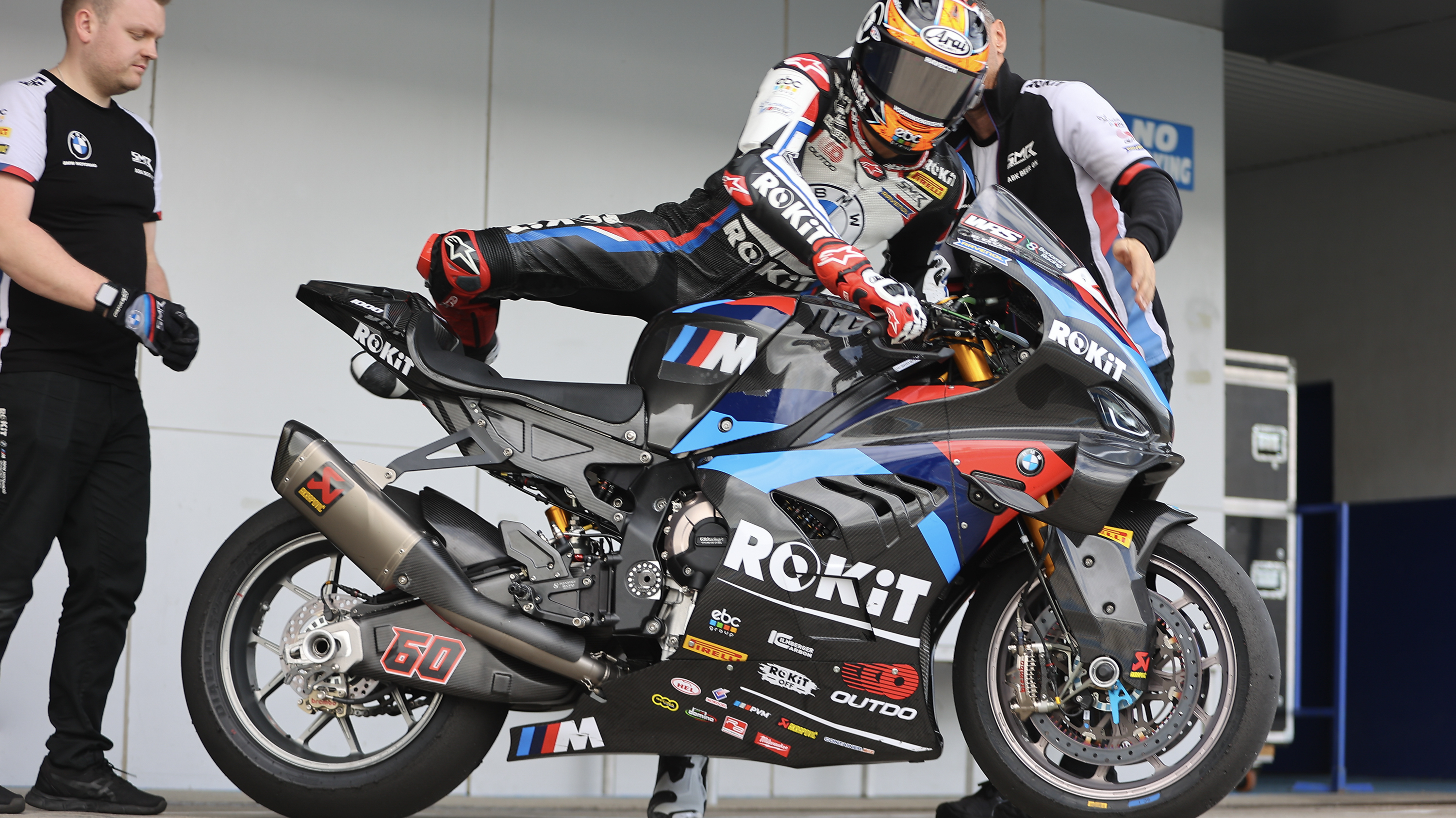 Watch EXPLORE BMW'S NEW M 1000 RR: "This is a big package... optimised ...